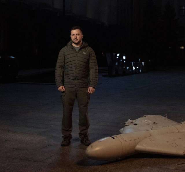 Зеленський сфотографувався на тлі збитого шахеда Новини Останній